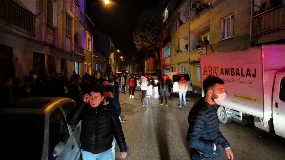 Yanan evini endişe içinde izleyen kişiye maske ihlali cezası uygulandı